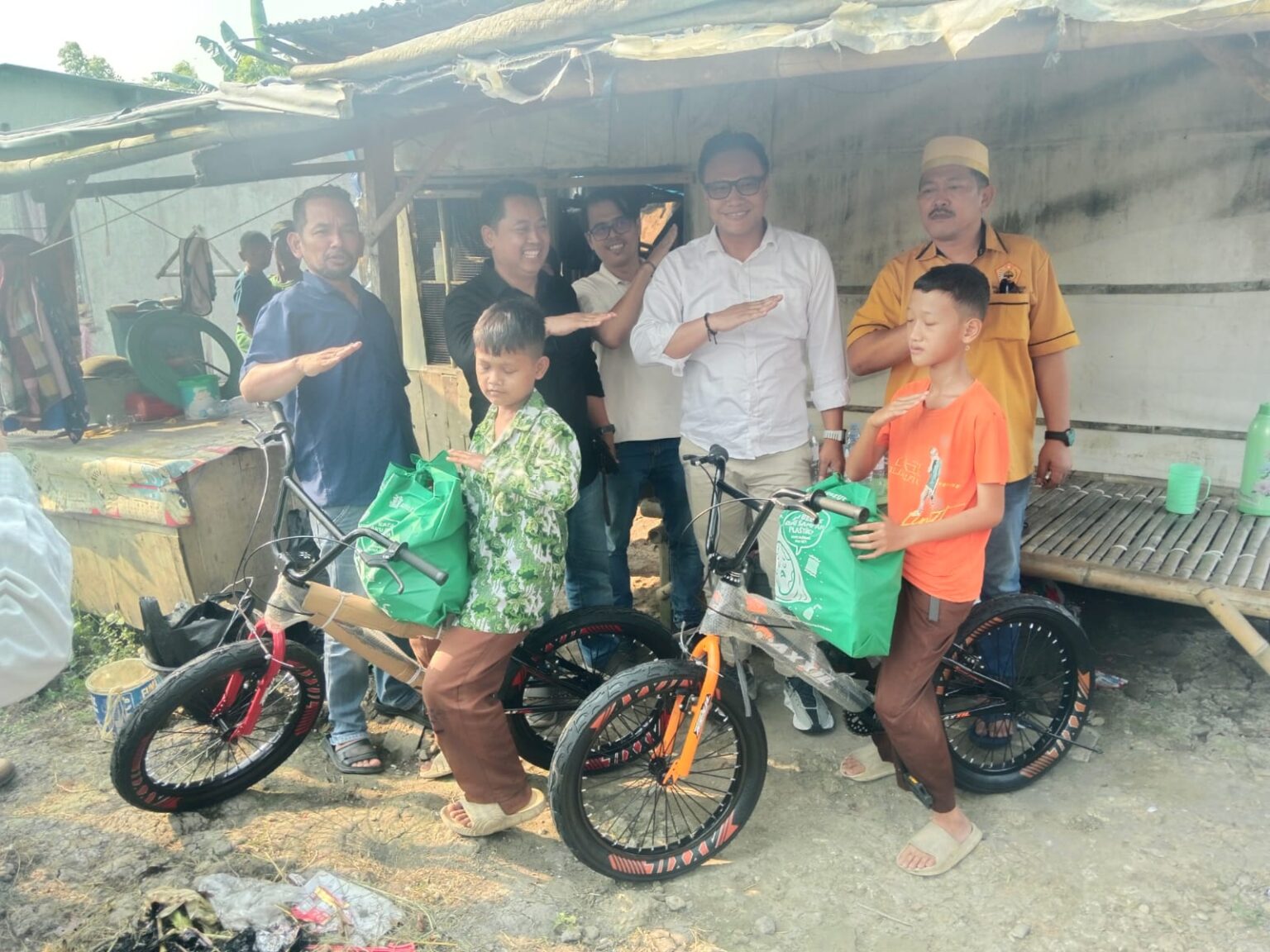 Viral Jalan Kaki di Jalan Rusak, MKGR Karawang Beri Hadiah Sepeda ...